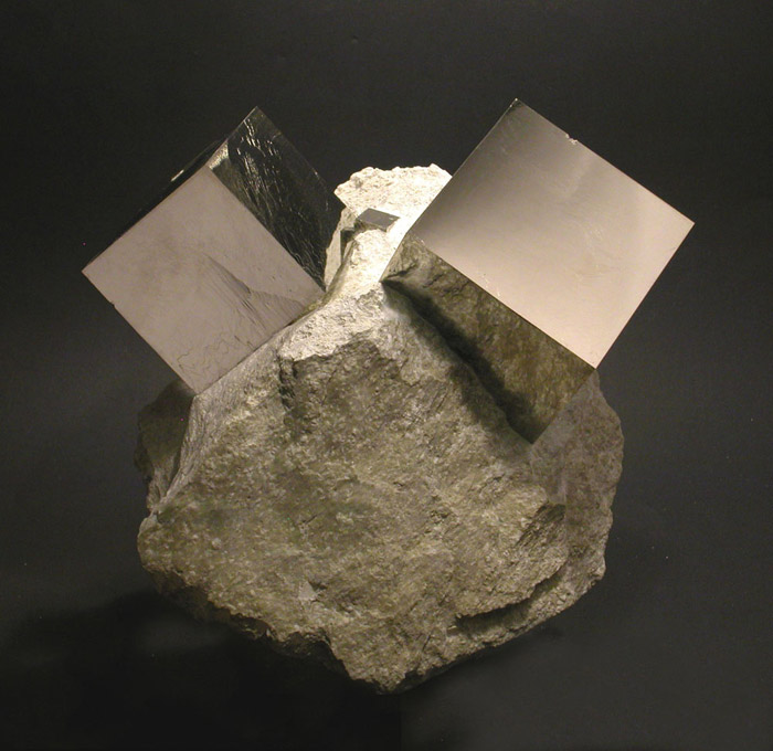Siber + Siber | minerals-pyrite